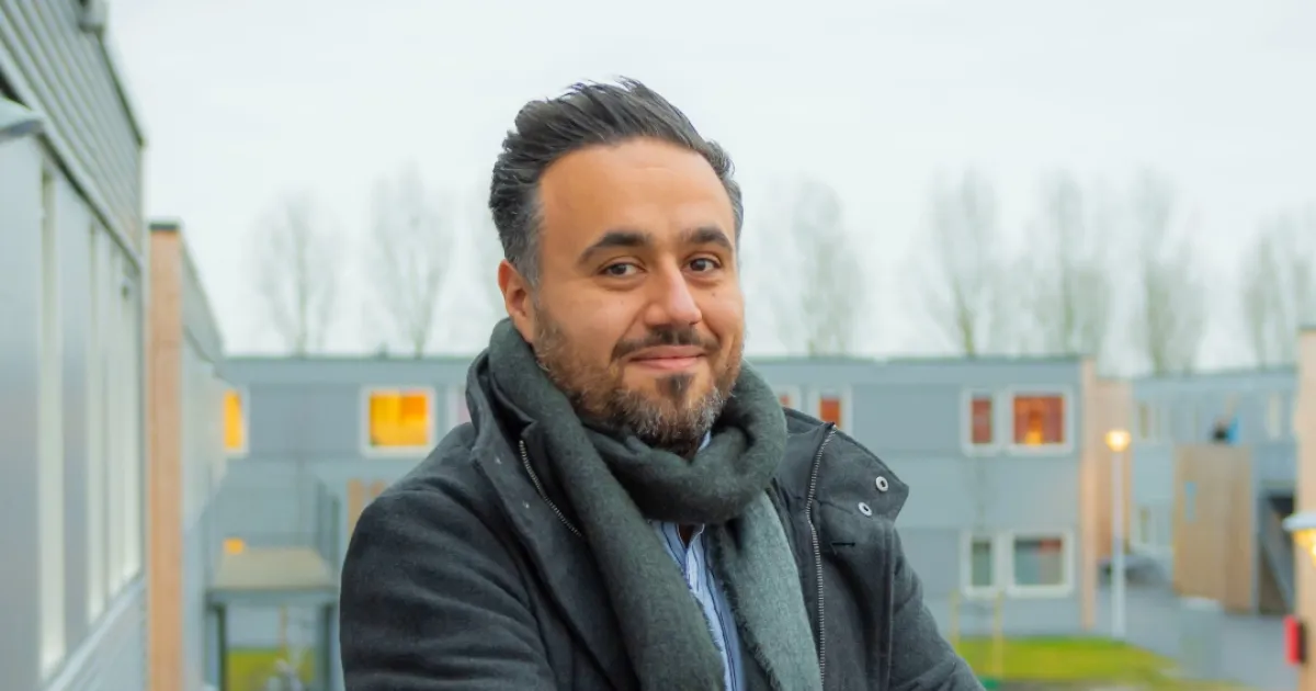 Ribal maakt kunst over zijn leven in het asielzoekerscentrum ...
